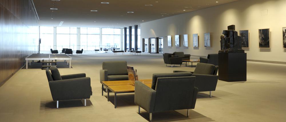 Das Obere Foyer der Deutschen Oper Berlin: Den Geist der 60er Jahre atmen