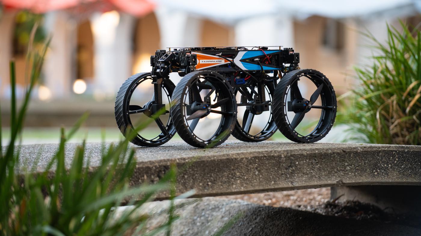 Mission possible: Roboter kann gehen, rollen und fliegen