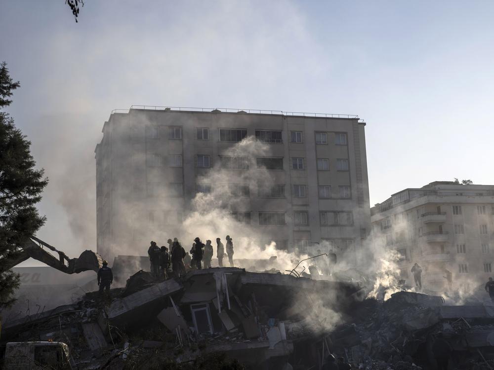 Die Erdbeben-Katastrophe in Bildern: Zahl der Toten in der Türkei und ...