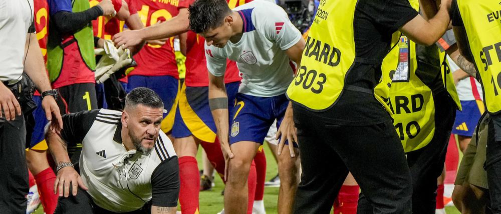 Wieder rannte bei der EM ein Flitzer auf den Platz: Spaniens Morata ...