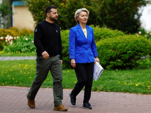 Von der Leyen in Kiew : Dreimal Luftalarm und ein Versprechen