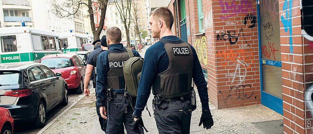 Einsatz mit 250 Polizisten in Berlin: Razzia gegen bewaffnete Schuldeintreiber – vier Männer ...