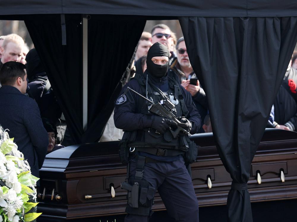 Beerdigung von prorussischem Militärblogger: Wagner-Chef Prigoschin zeigt sich unter den Trauernden