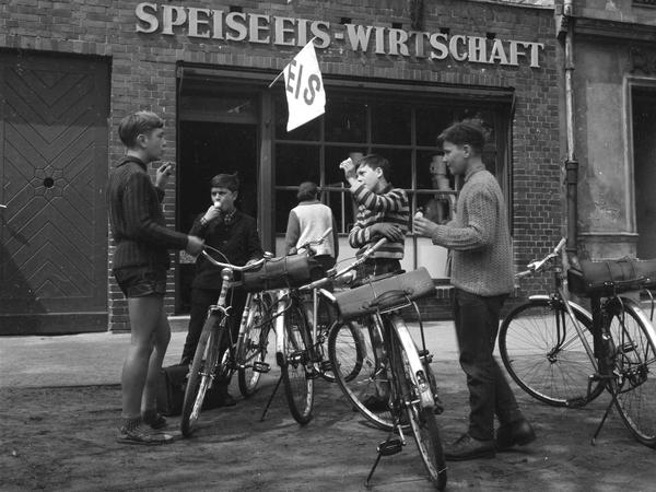 Zwischen Oberleitungsbus und Eisvergnügen: DDR-Alltagsfotografien aus ...