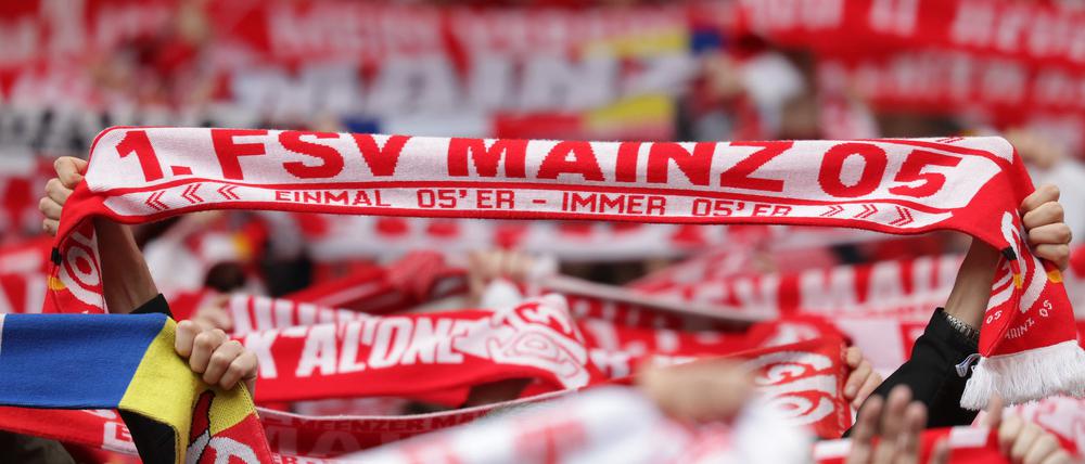 Fan-Randale vor Samstags-Spiel: Massenschlägerei zwischen Fans von Mainz und Augsburg