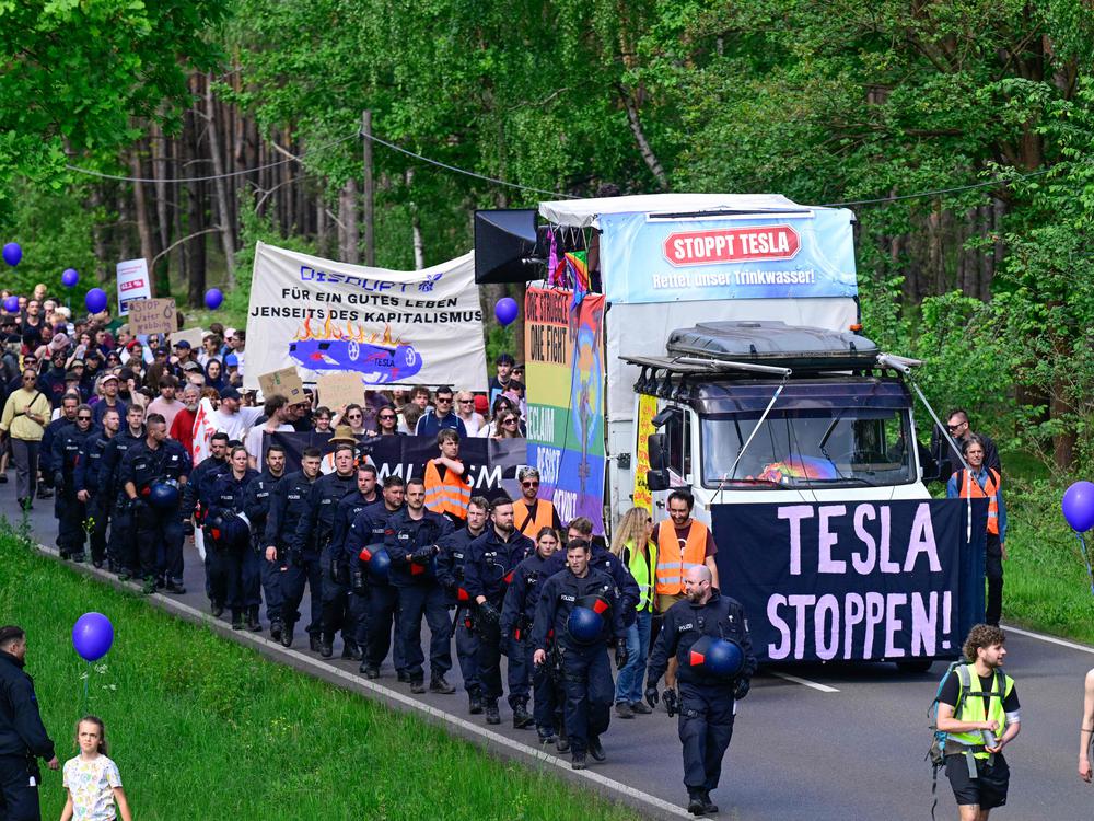 Über 1000 Menschen bei Anti-Tesla-Protest in Grünheide: Vereinzelt ...
