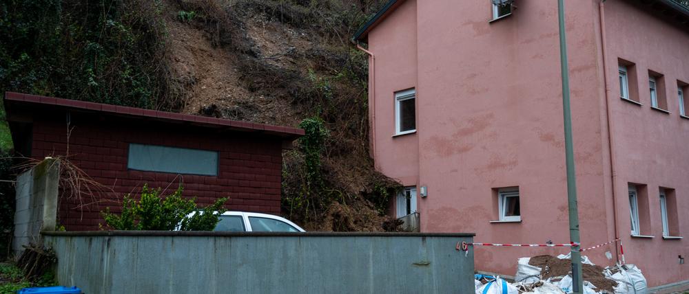 Durchs Fenster gerettet: Bewohner eines Hauses nach Hangrutsch eingeschlossen