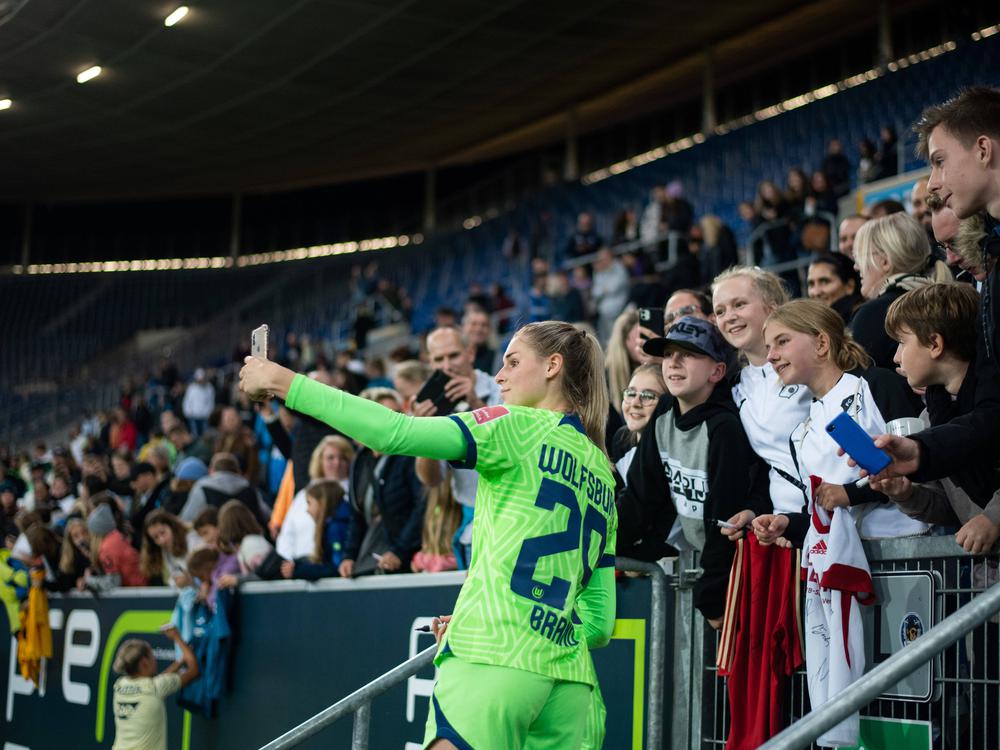 Jule Brand im Interview: „Gerade im Frauenfußball kann man sich durch ...