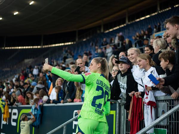 Jule Brand im Interview: „Gerade im Frauenfußball kann man sich durch ...