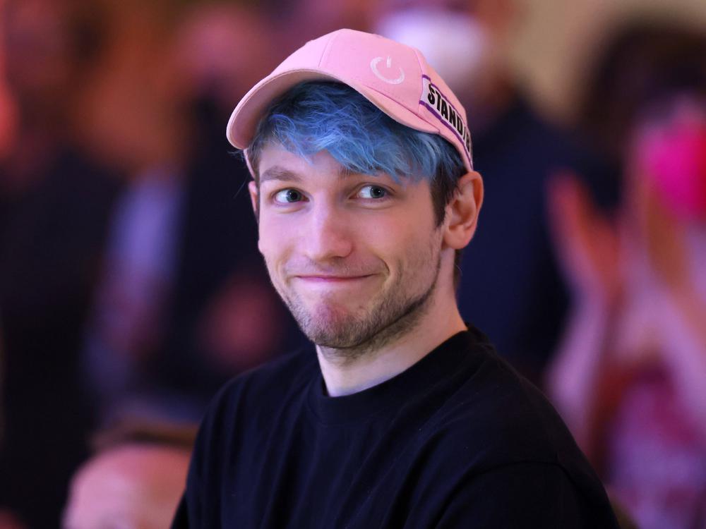 „17 Frauen vs. REZO!“: Influencer Rezo und sein überraschend ...