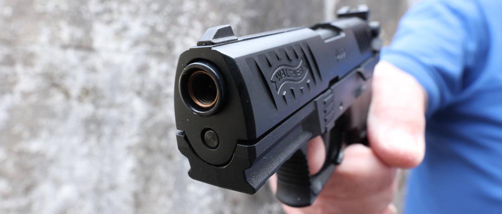 Bei Streit in Marzahn-Hellersdorf : Mann in Berliner Wohnung mit Schreckschusswaffe beschossen ...