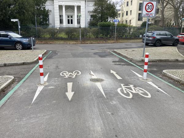 Poller da, Poller weg: Wie Bezirk und Autofahrer in einer Berliner ...