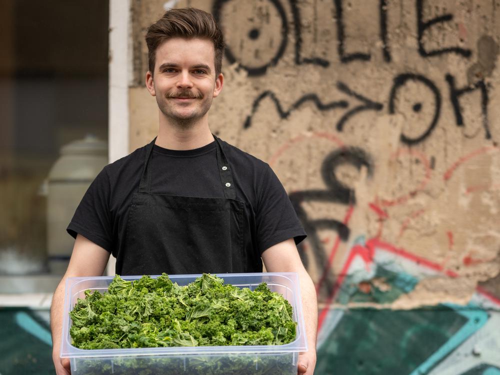 Frisch vom Markt: Grünkohl-Chips auf Spitzkohl, schwarzem Rettich und ...