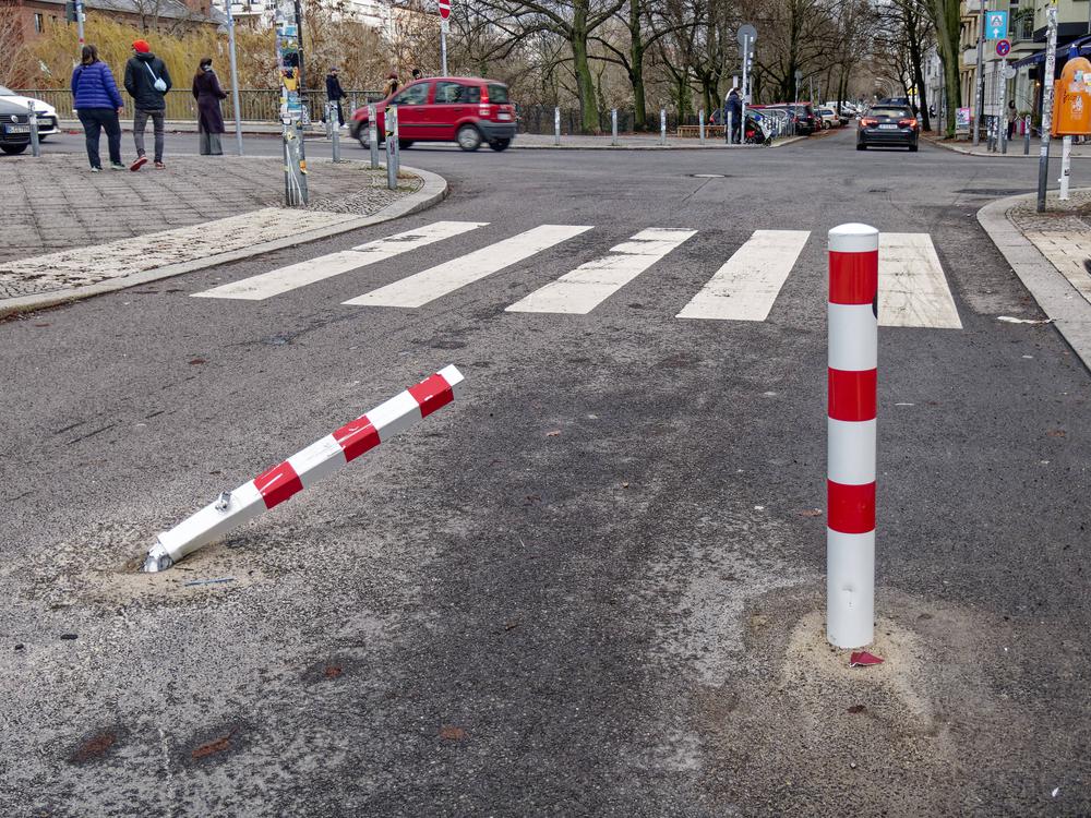 Verkehrsberuhigung in Berlin-Neukölln: Neue Poller im Reuterkiez schon ...