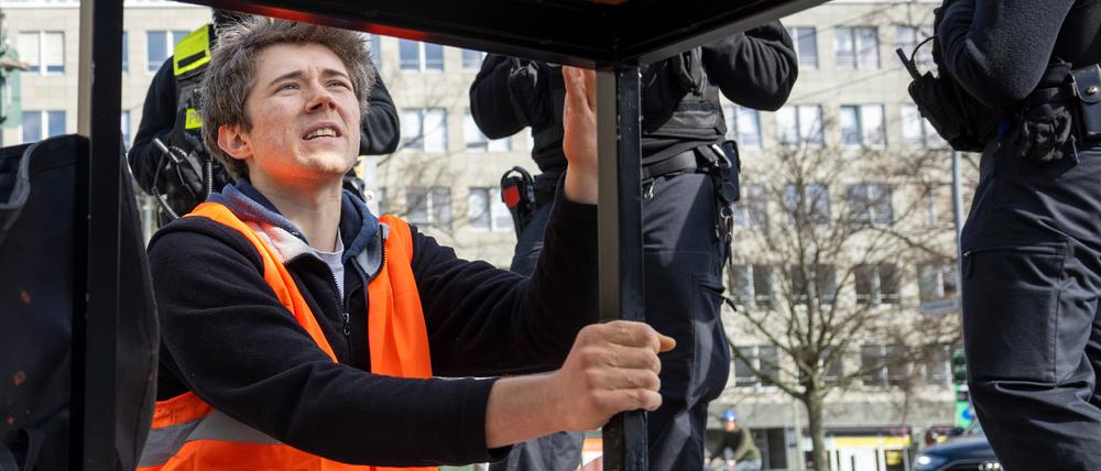 Mit Tisch aus dem Gerichtssaal auf der Straße: Klimaaktivist schwänzt Prozess für Blockade in ...