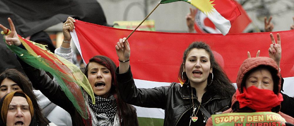 Neukölln: Kurden demonstrieren gegen türkische Militärschläge
