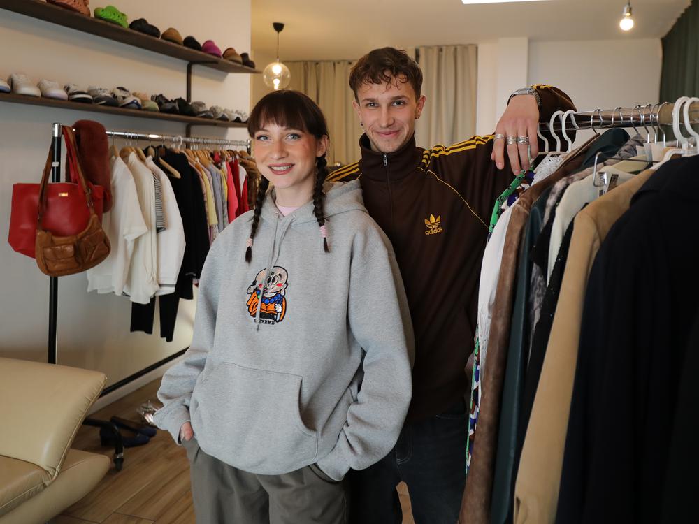 Kleiderstange zum Mieten: „Vico Unique“ bringt neues Secondhand-Modell ...