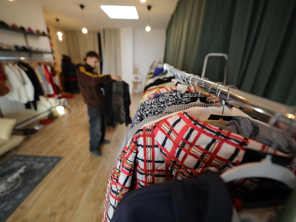 Kleiderstange zum Mieten: „Vico Unique“ bringt neues Secondhand-Modell ...