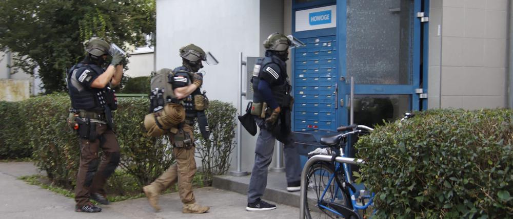 SEK-Einsatz in Neu-Hohenschönhausen: Mann bedroht Kinder in Berliner Treppenflur mit Dolch