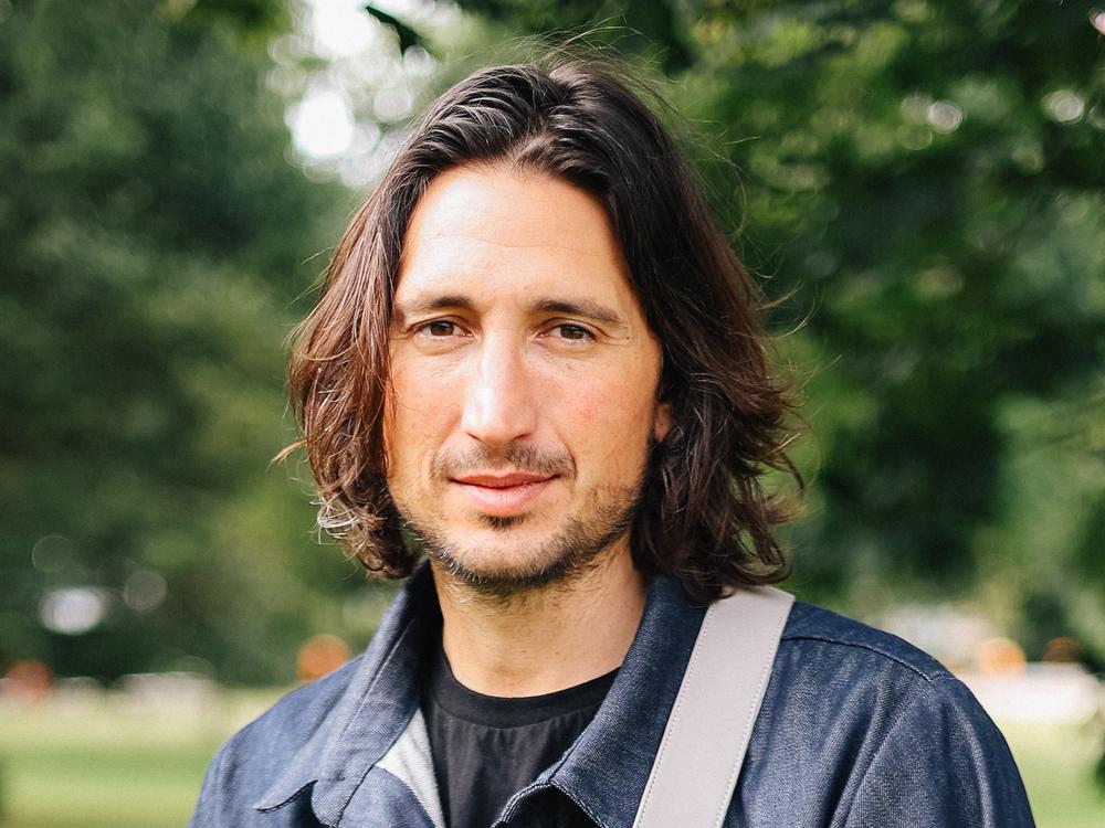 „No German, please“: Oft kann man in Berlin-Mitte nicht auf Deutsch ...