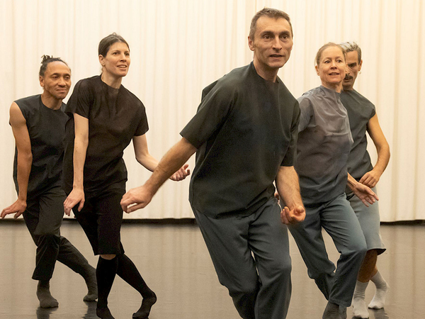 Tänzer:innen über 40: Das Dance On Ensemble spielt mit vielen Stufen von Grau
