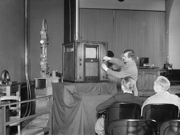 Erste drahtlose TV-Übertragung 1929 : Als Denes von Mihaly Berlin zum ...