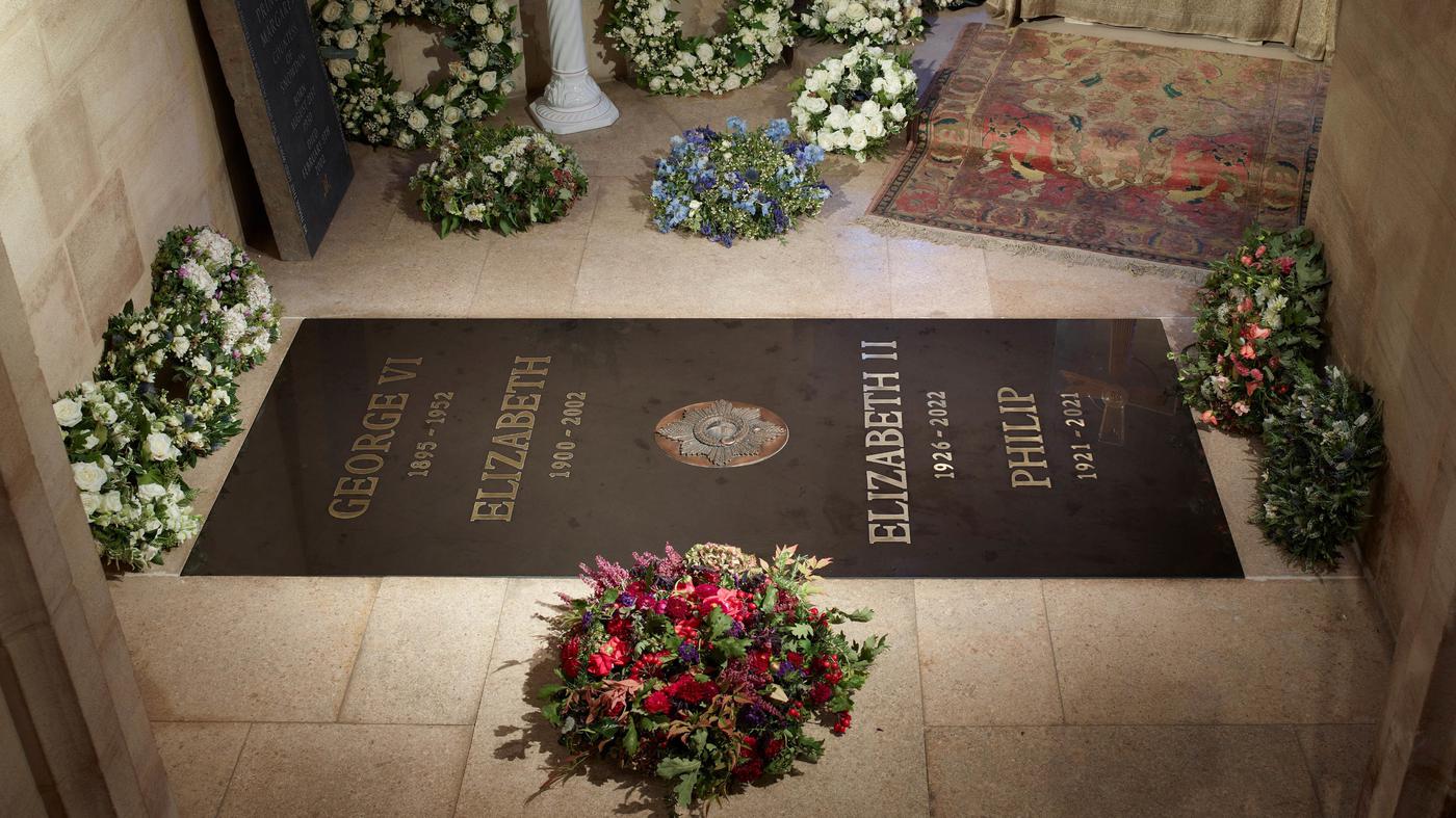 Erstes Bild von Queen-Grabplatte: Stein aus schwarzem Marmor für ...