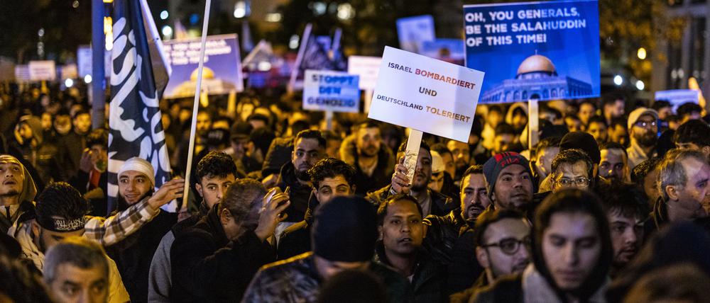 Rund 3000 Teilnehmer bei Protestveranstaltung: Islamistische Banner auf ...