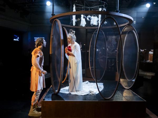 Frau, aber keine Mutter: Neuköllner Oper inszeniert die „Frau ohne ...