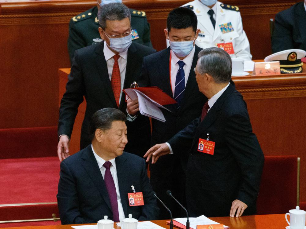 Parteitag in Peking: Chinas Ex-Präsident Hu Jintao widerwillig aus dem Saal geführt