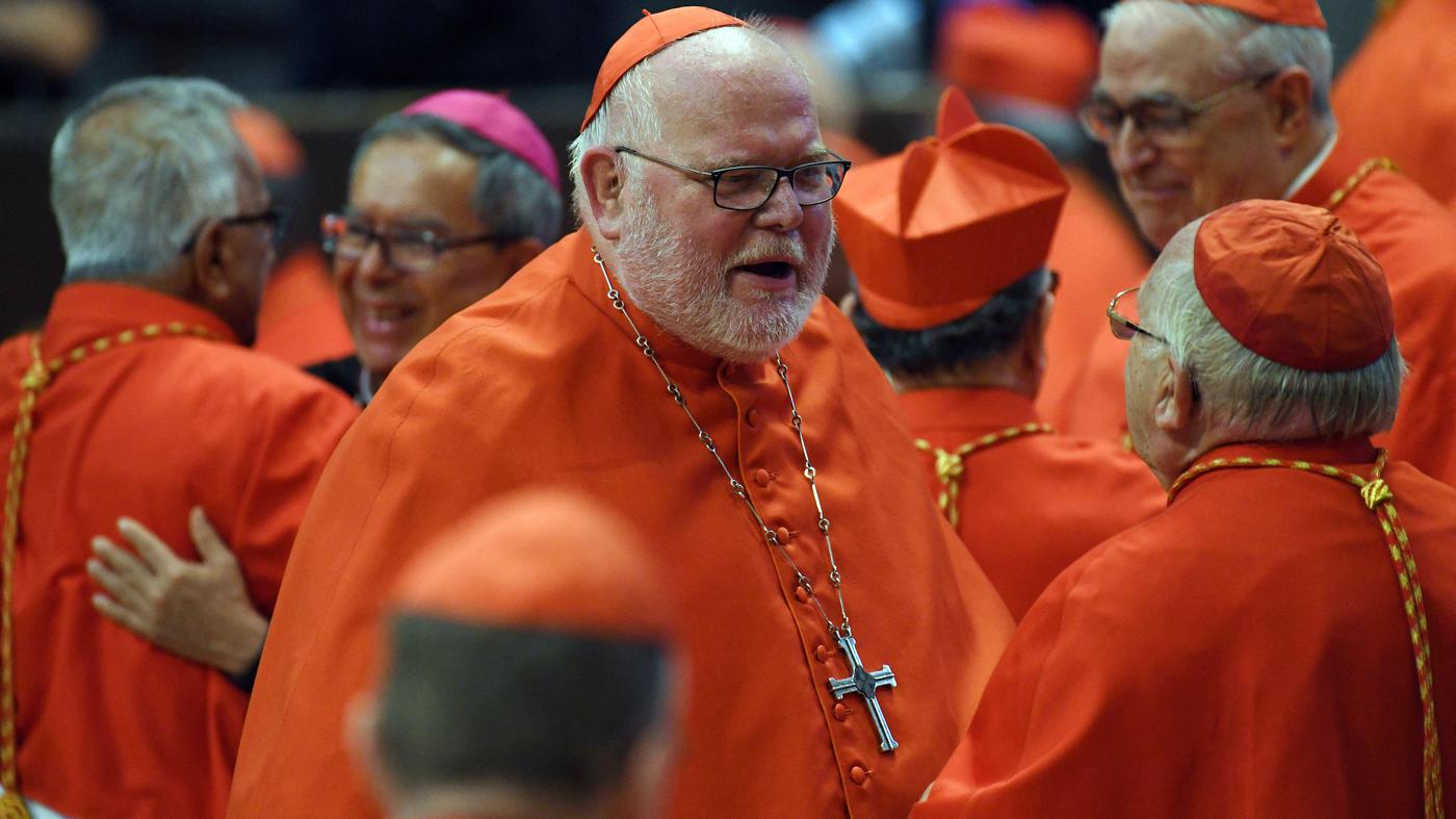 Rom : Schneider bangen um rote Seide für Kardinalsgewänder