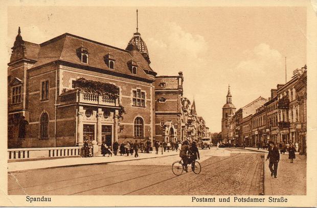 „Ich habe 1200 alte Postkarten“: Hier schlummert Berlins großartige ...