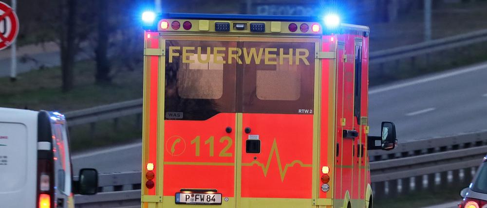 Schwerer Unfall in Brandenburg: Auto prallt gegen Baum – Jugendliche tot, Mutter schwer verletzt