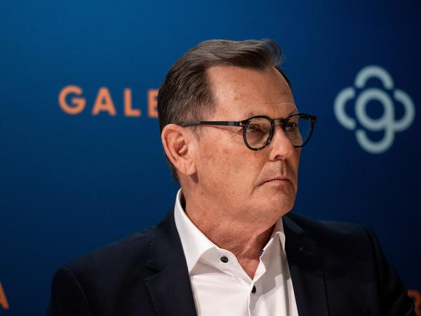 Konsortium um Fußball-Funktionär übernimmt: Mehr als 70 Galeria ...