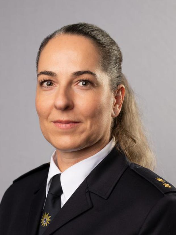 Ab jetzt trägt sie Uniform: Beate Ostertag ist die neue Sprecherin der ...