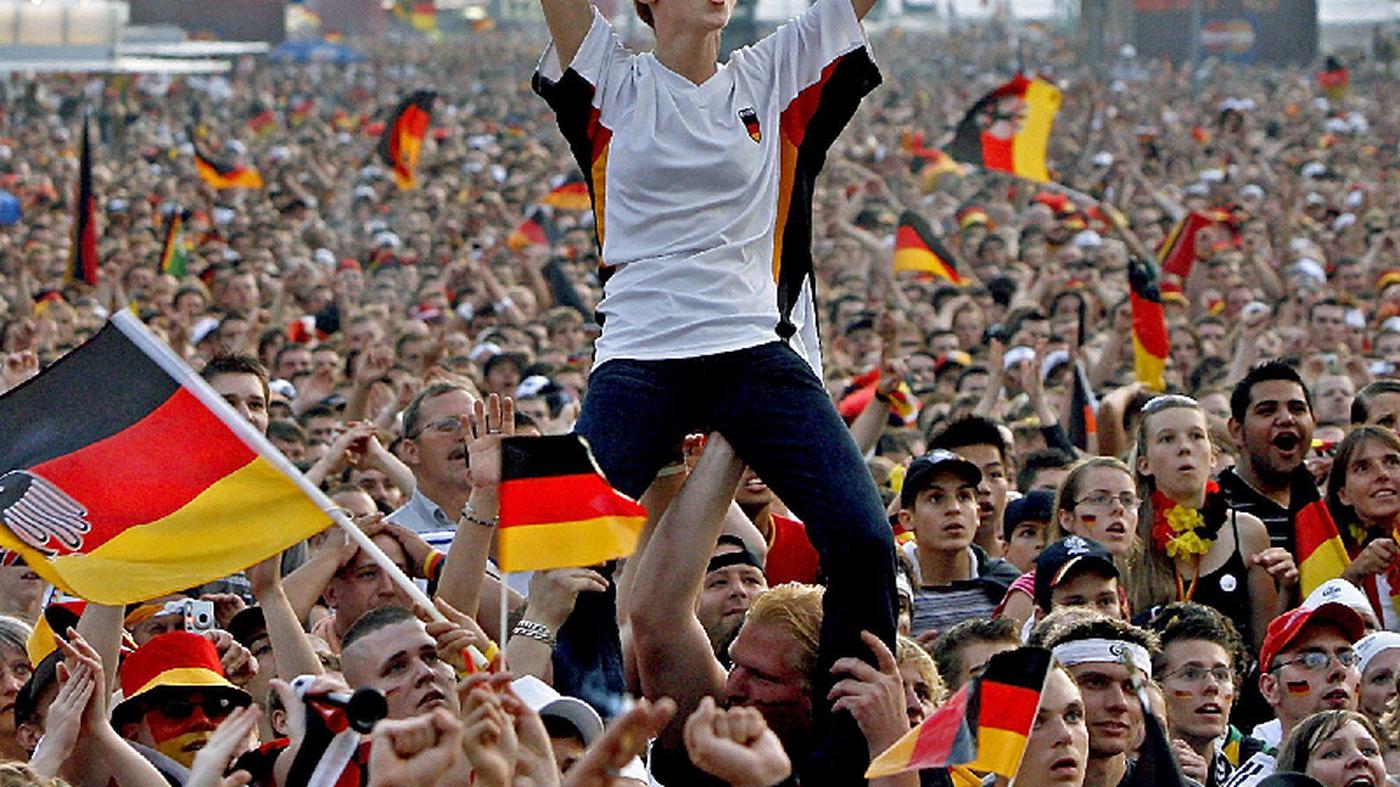 Flagge zeigen in Berlin: Der Ball rollt, die Fahnen wehen