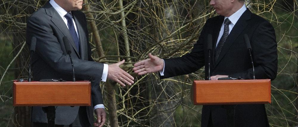 Gemeinsames Gedenken: Massaker von Katyn: Putin und Tusk reichen sich ...