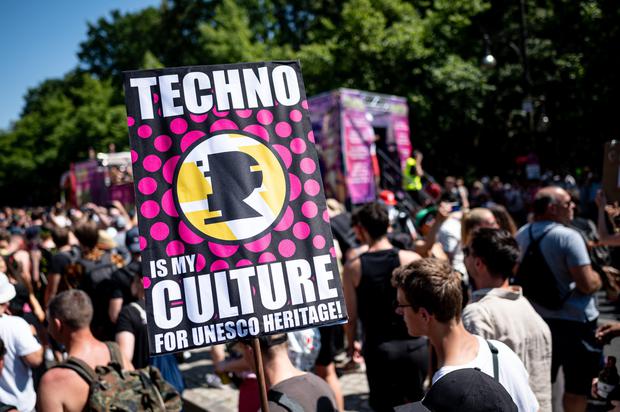 „Bitte entkleiden Sie sich nicht“: Techno-Fans feierten in Berlin „Rave ...