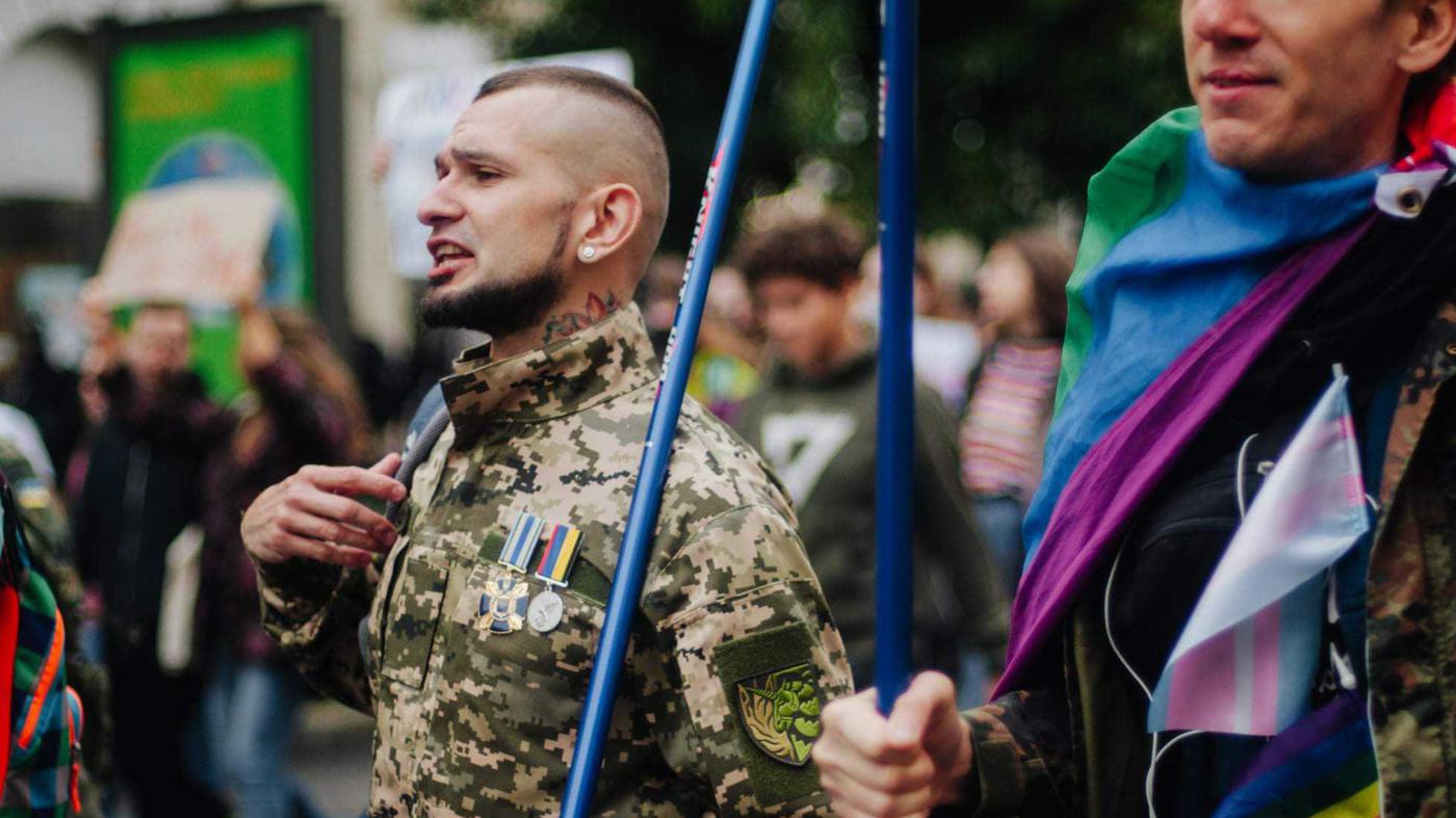 LGBT-Militär in der Ukraine: „Im Krieg verschwimmen soziale Herkunft ...