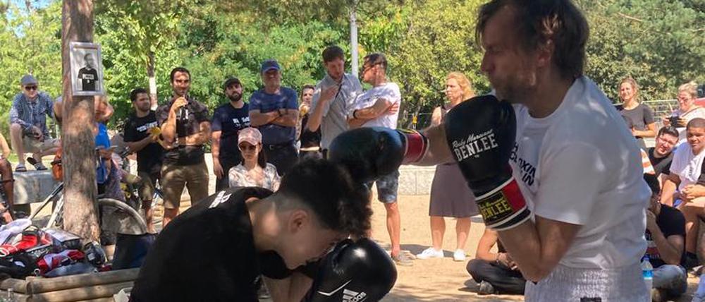 Schachboxen unter freiem Himmel: Erst schwingen Fäuste, dann raucht der ...