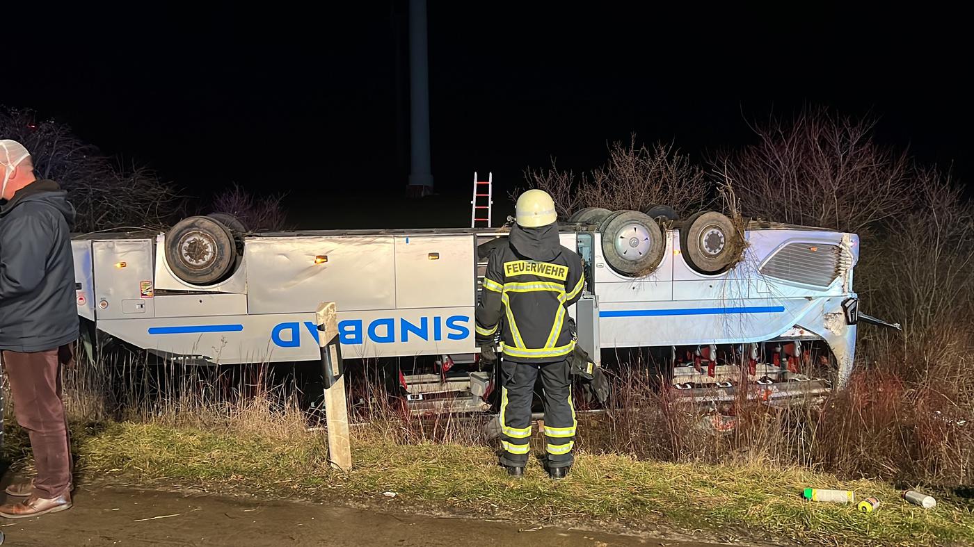 35 Verletzte nach Unfall bei Magdeburg: Reisebus überschlägt sich auf der A2 und kippt um
