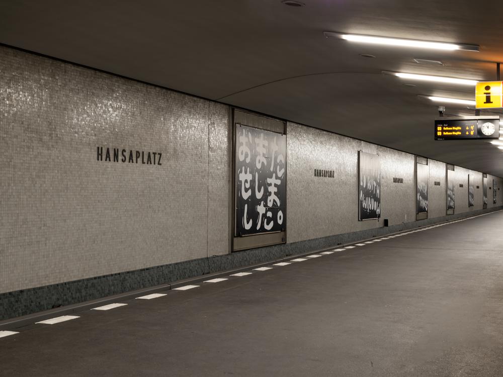 Stefan Marx im U-Bahnhof Hansaplatz: Thank you for waiting