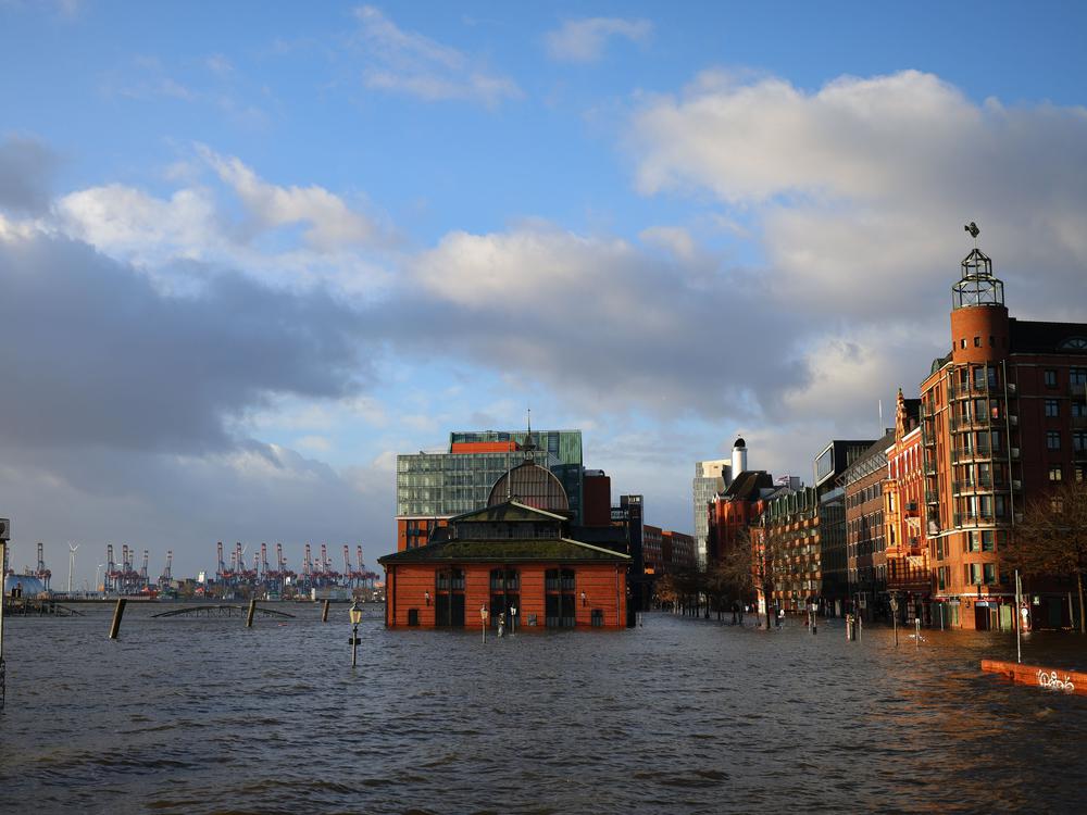 Scheitelpunkt geschafft : Sturmflut erreicht Höchststand von 3,33 Meter in Hamburg