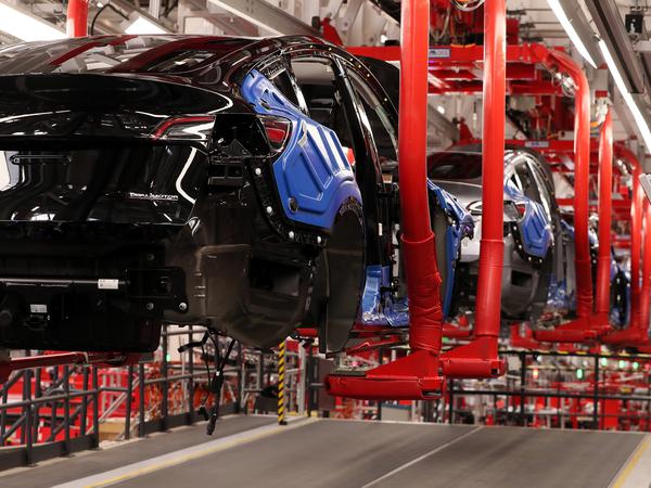 Robotertänze im Funkenflug : Eine Tour durch das Tesla-Werk in Brandenburg