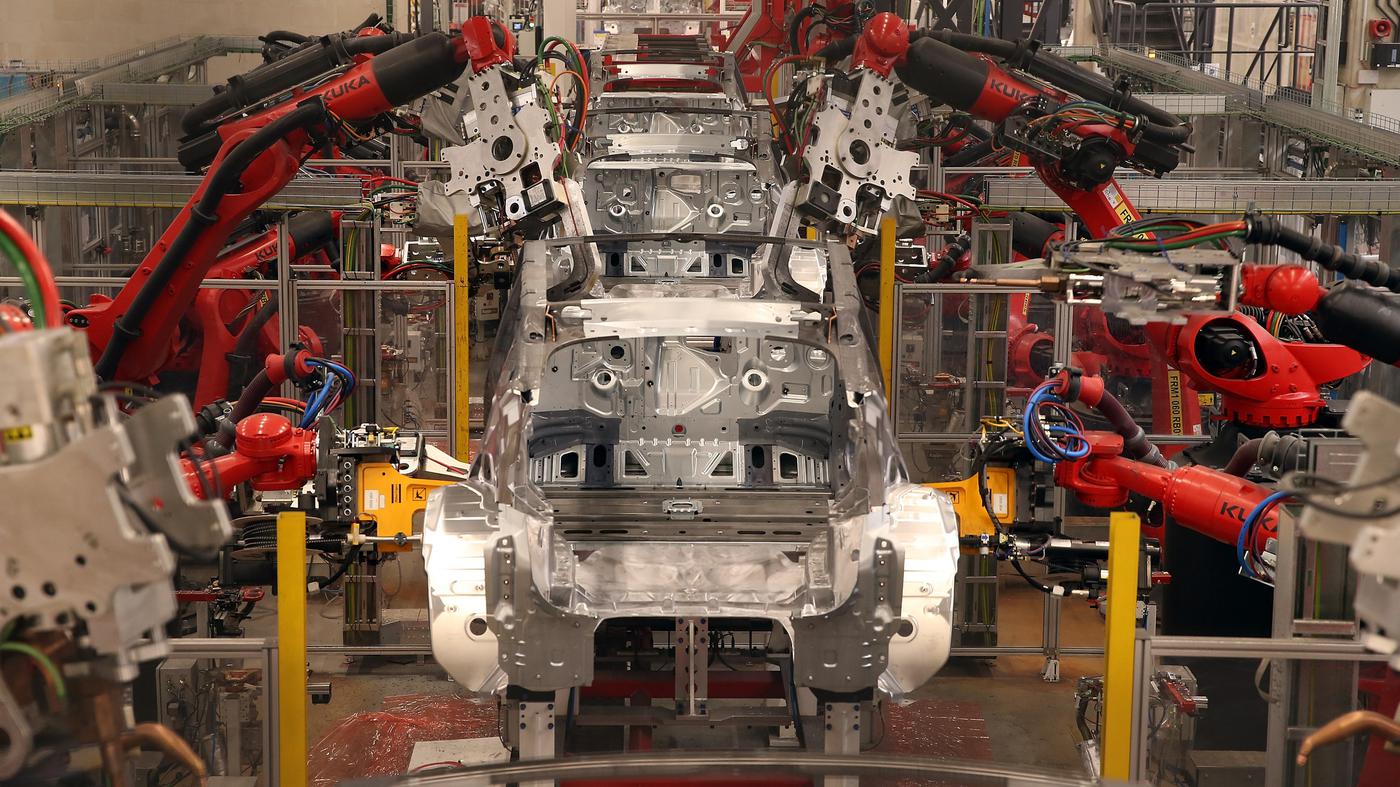 Robotertänze im Funkenflug : Eine Tour durch das Tesla-Werk in Brandenburg