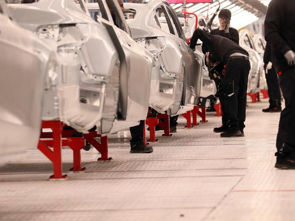 Robotertänze im Funkenflug : Eine Tour durch das Tesla-Werk in Brandenburg