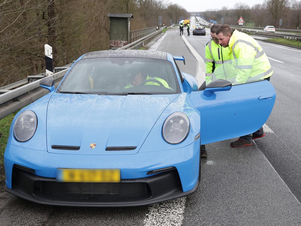 Drei Porsche-Sportwagen beteiligt: Vier Menschen sterben bei Autounfall auf der A3
