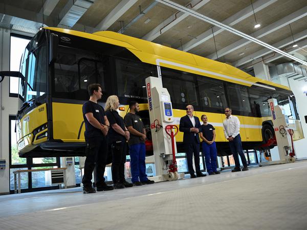 Hoher Besuch in Berlin-Charlottenburg: Bundeskanzler Olaf Scholz ...