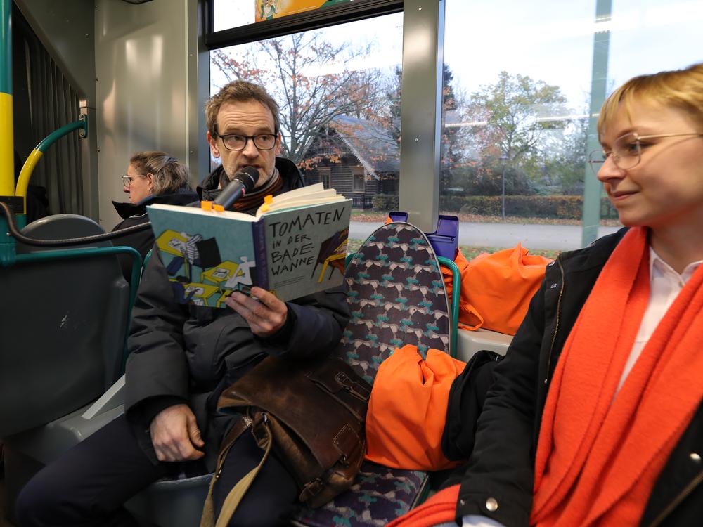 Vorlesetag in Potsdam: Tatort-Star Jörg Hartmann überrascht Tram-Fahrgäste mit Geschichten