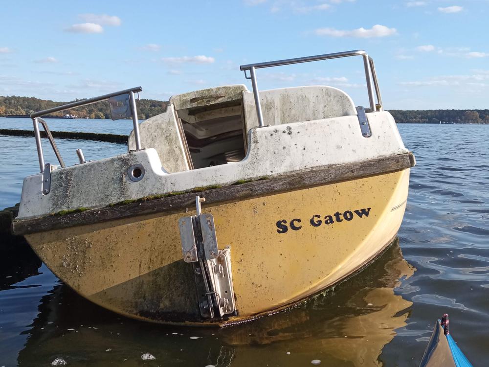 Seit 2019 Ärger um die „Yellow Submarine“: So nah war noch keiner am Berliner Schrottboot